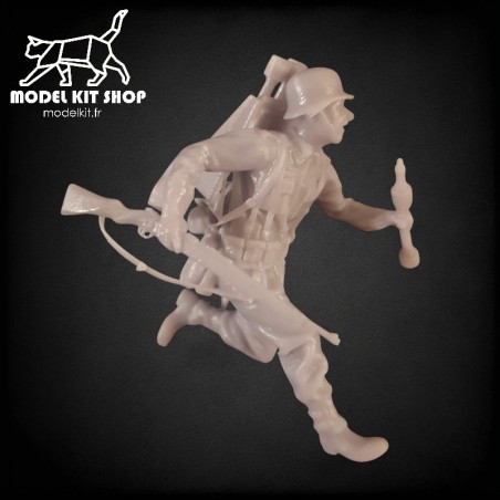 1:35 - WW2 German soldier running with a
