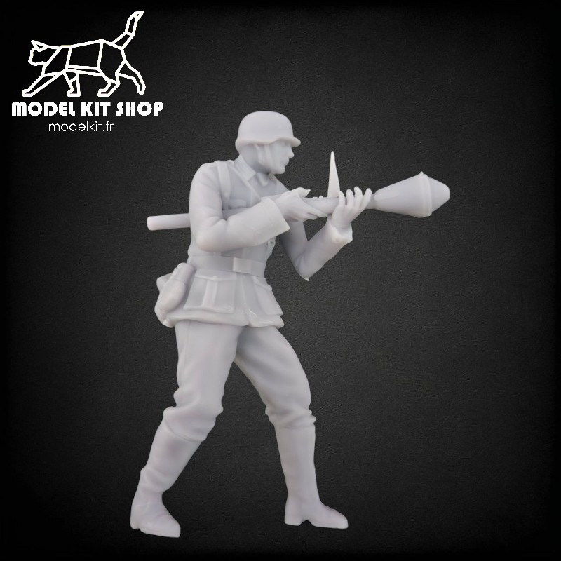 1:35 - WW2 German soldier shooting at Panzerfaust