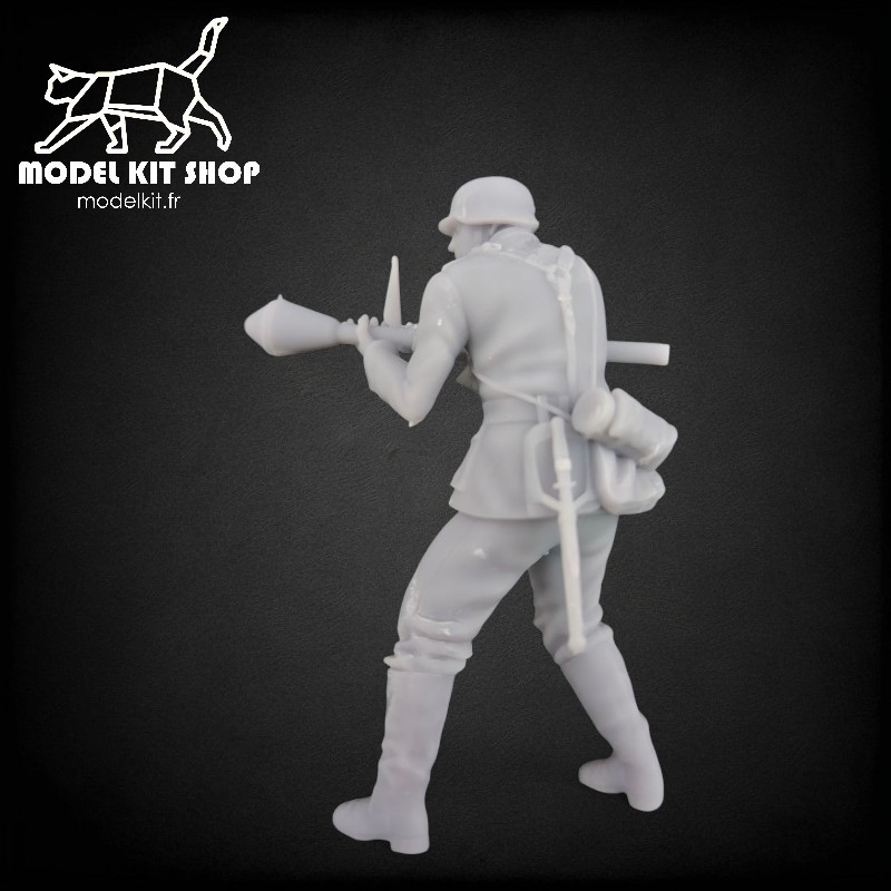 1:35 - WW2 German soldier shooting at Panzerfaust
